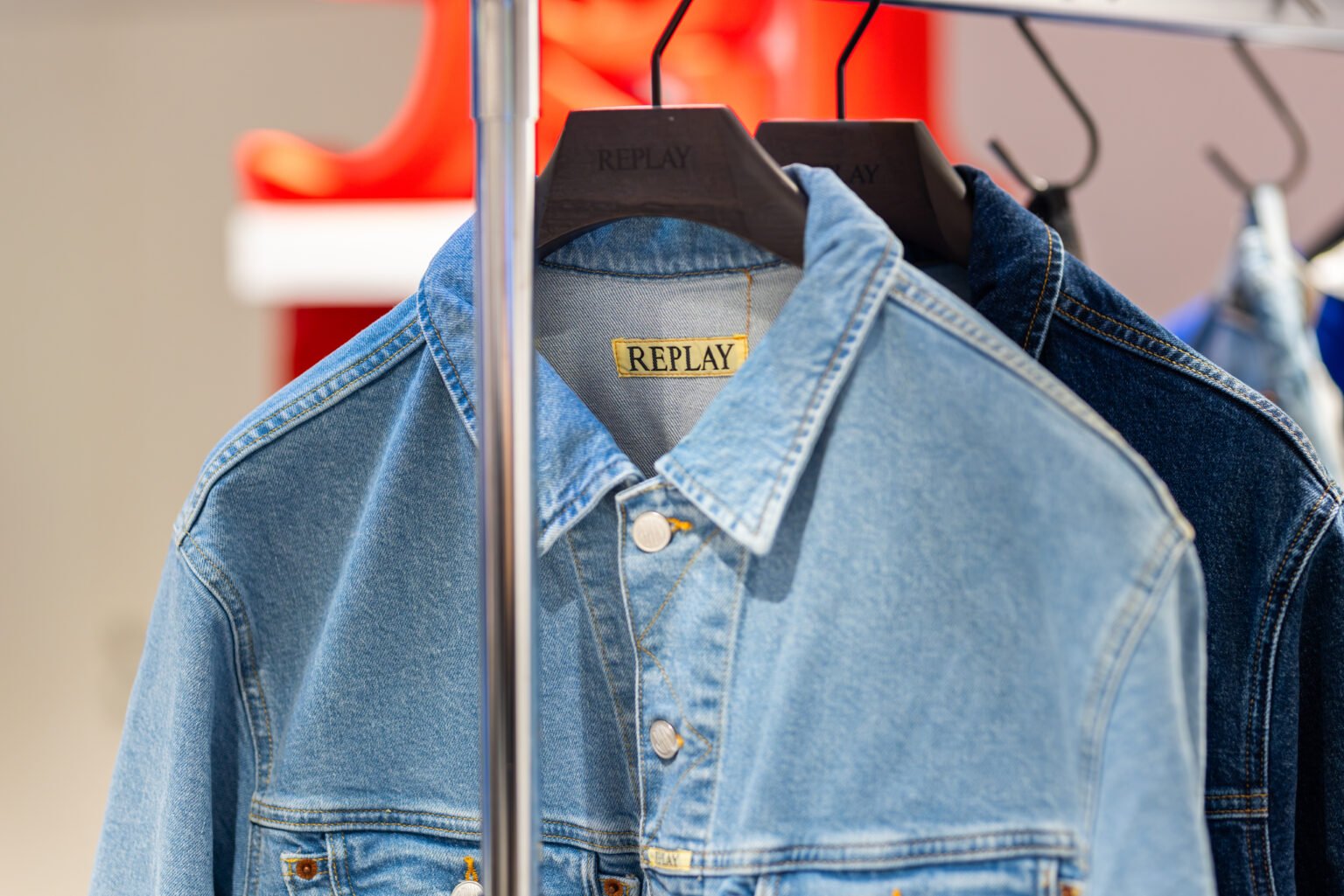 Sommarens denimtrender med Daniel Lindström och Replay